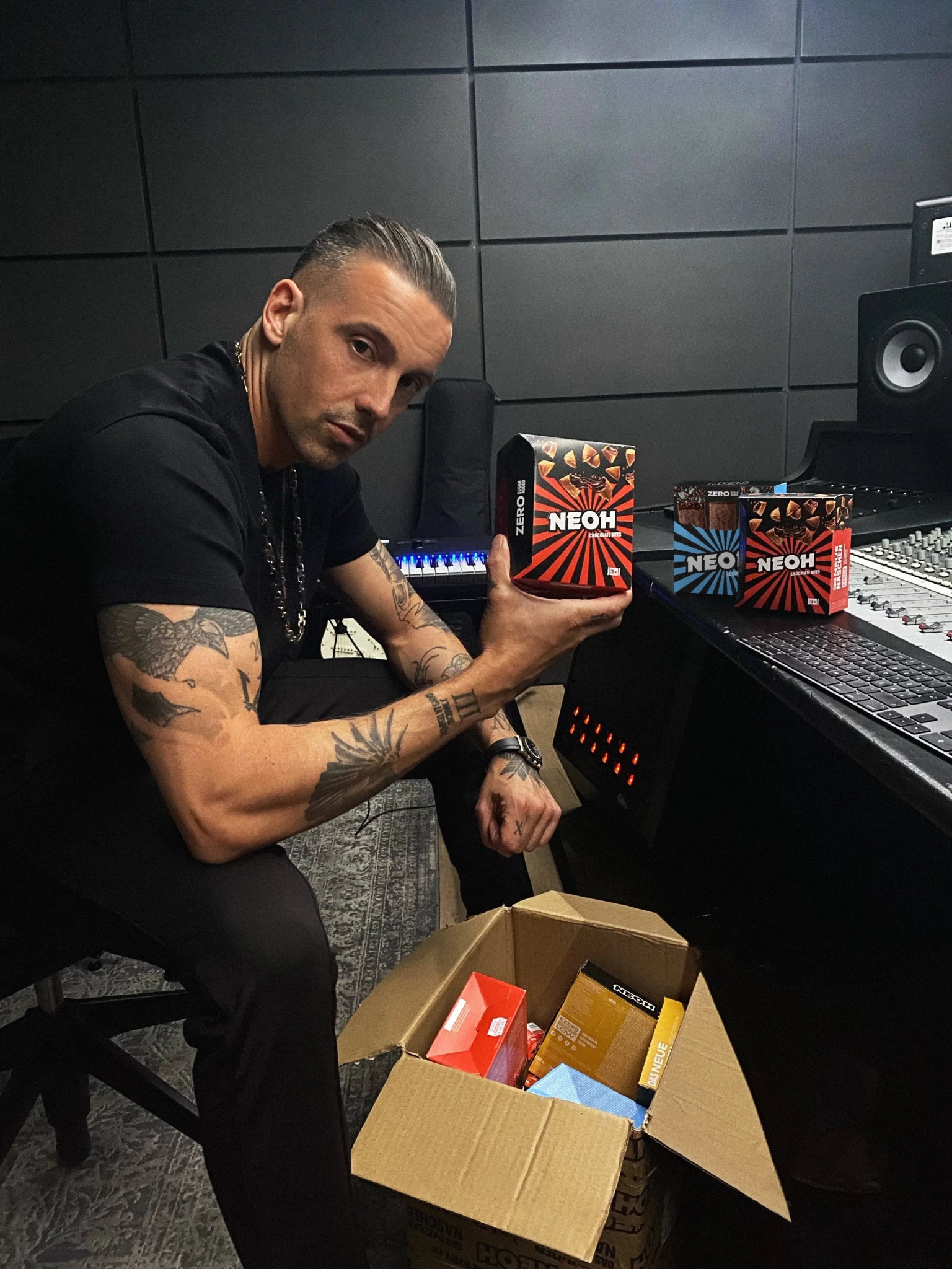 RAF CAMORA SETZT AUF NEOH!